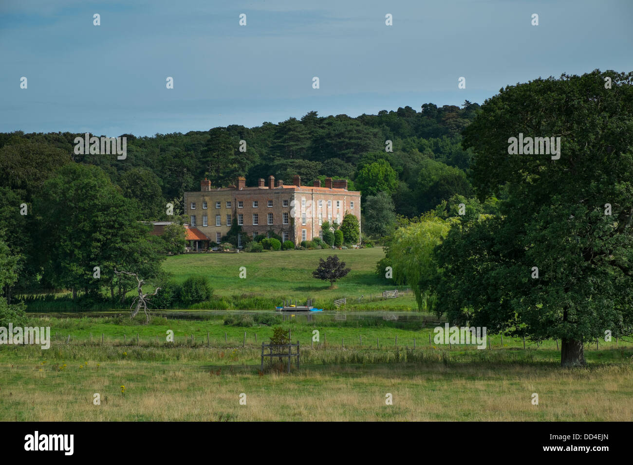 Country estate house park hi-res stock photography and images - Alamy