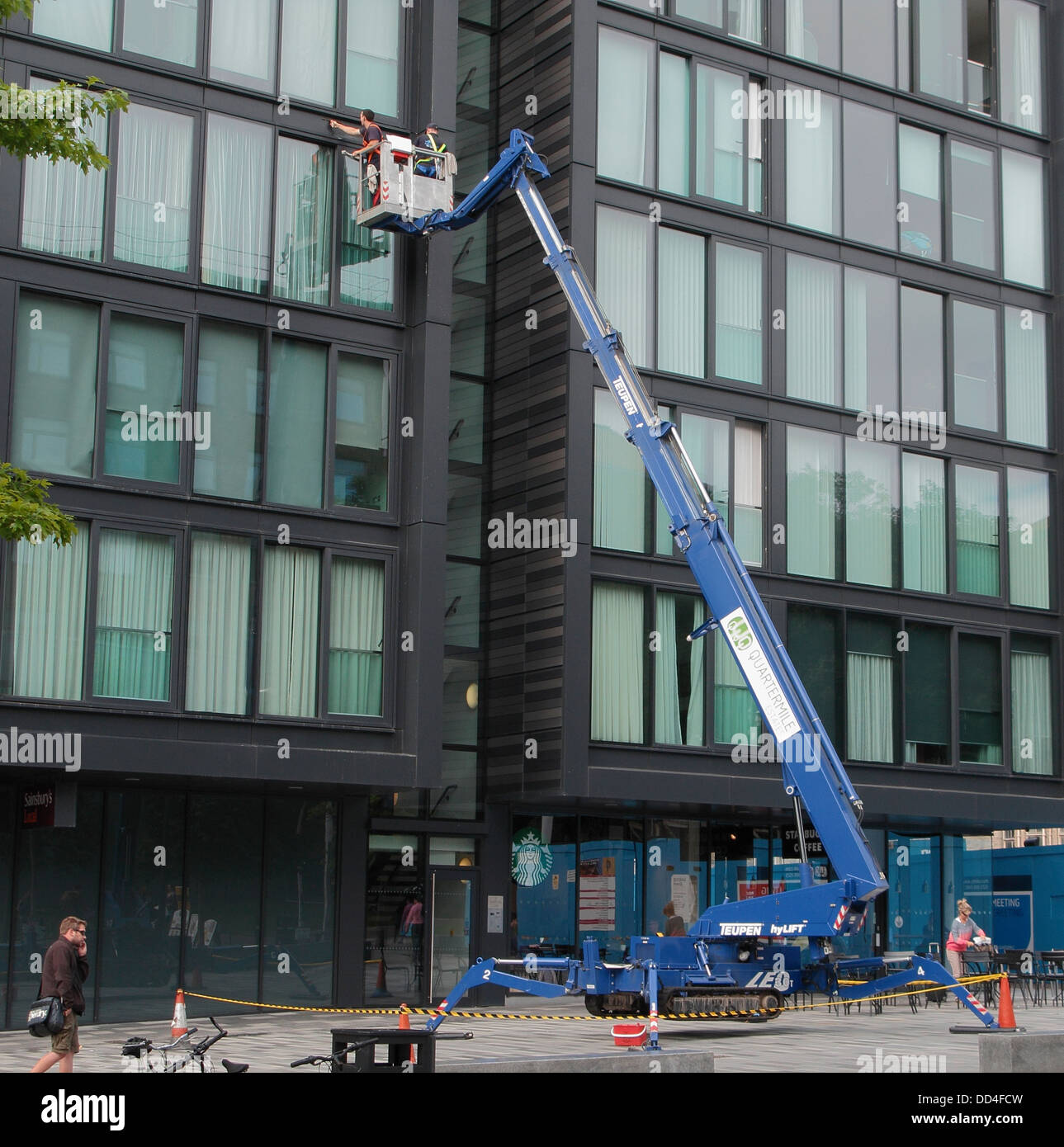 Cleaning windows cherry picker hi-res stock photography and images - Alamy