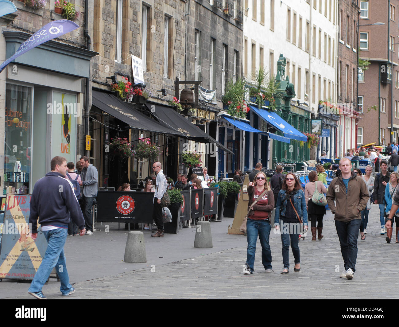 Pedestrianised street edinburgh hi-res stock photography and images - Alamy