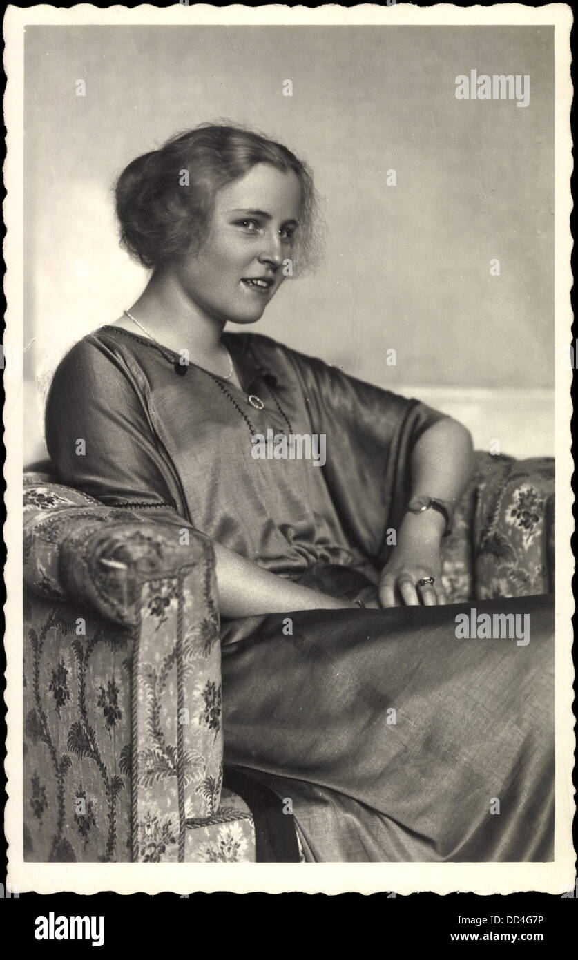 Ak Prinzessin Karoline zur Lippe, Sitzportrait, Junge Frau Stock Photo ...
