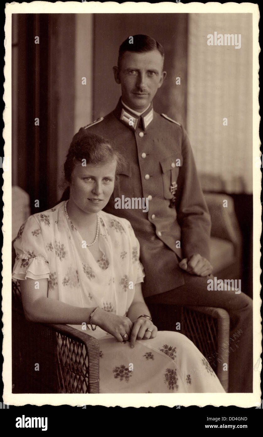 Foto Ak Karoline zur Lippe, Graf Hans von Kanitz in Uniform Stock Photo ...