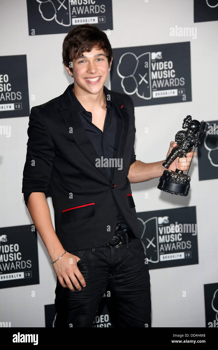 Brooklyn, New York, USA. 25th Aug, 2013. US singer Austin Mahone poses ...