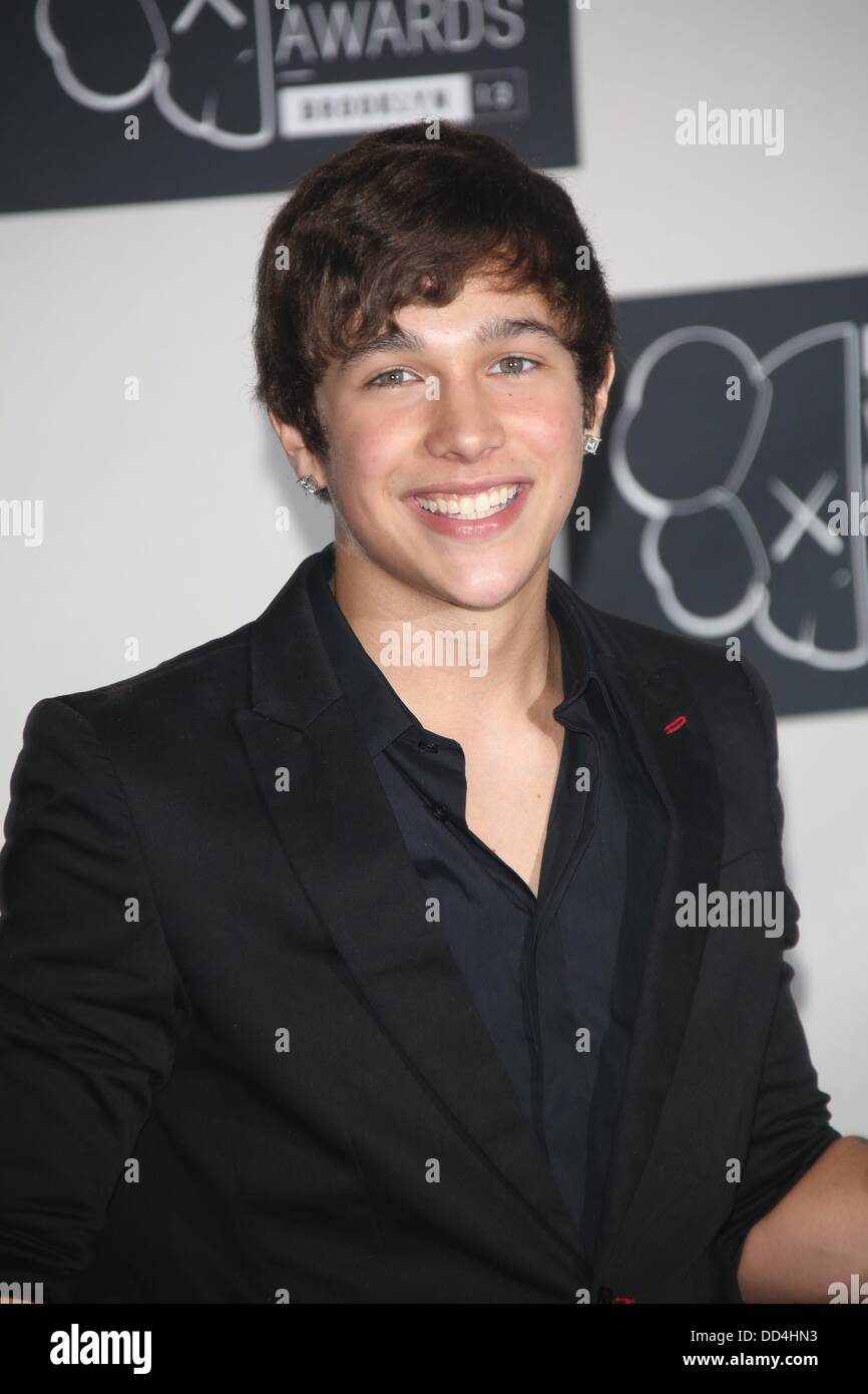 Brooklyn, New York, USA. 25th Aug, 2013. US singer Austin Mahone poses ...