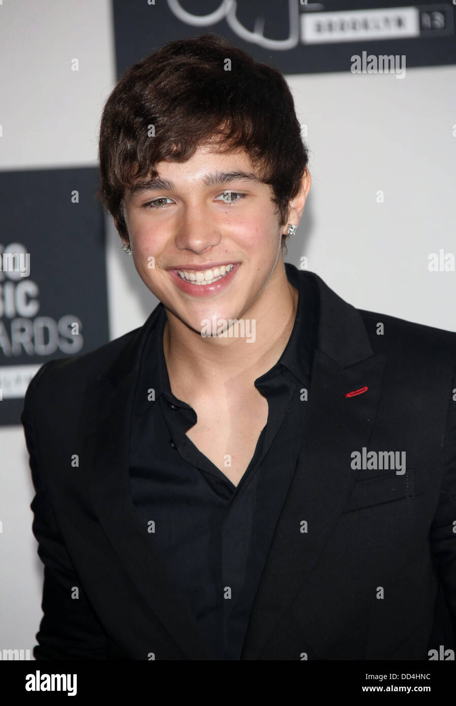 Brooklyn, New York, USA. 25th Aug, 2013. US singer Austin Mahone poses ...