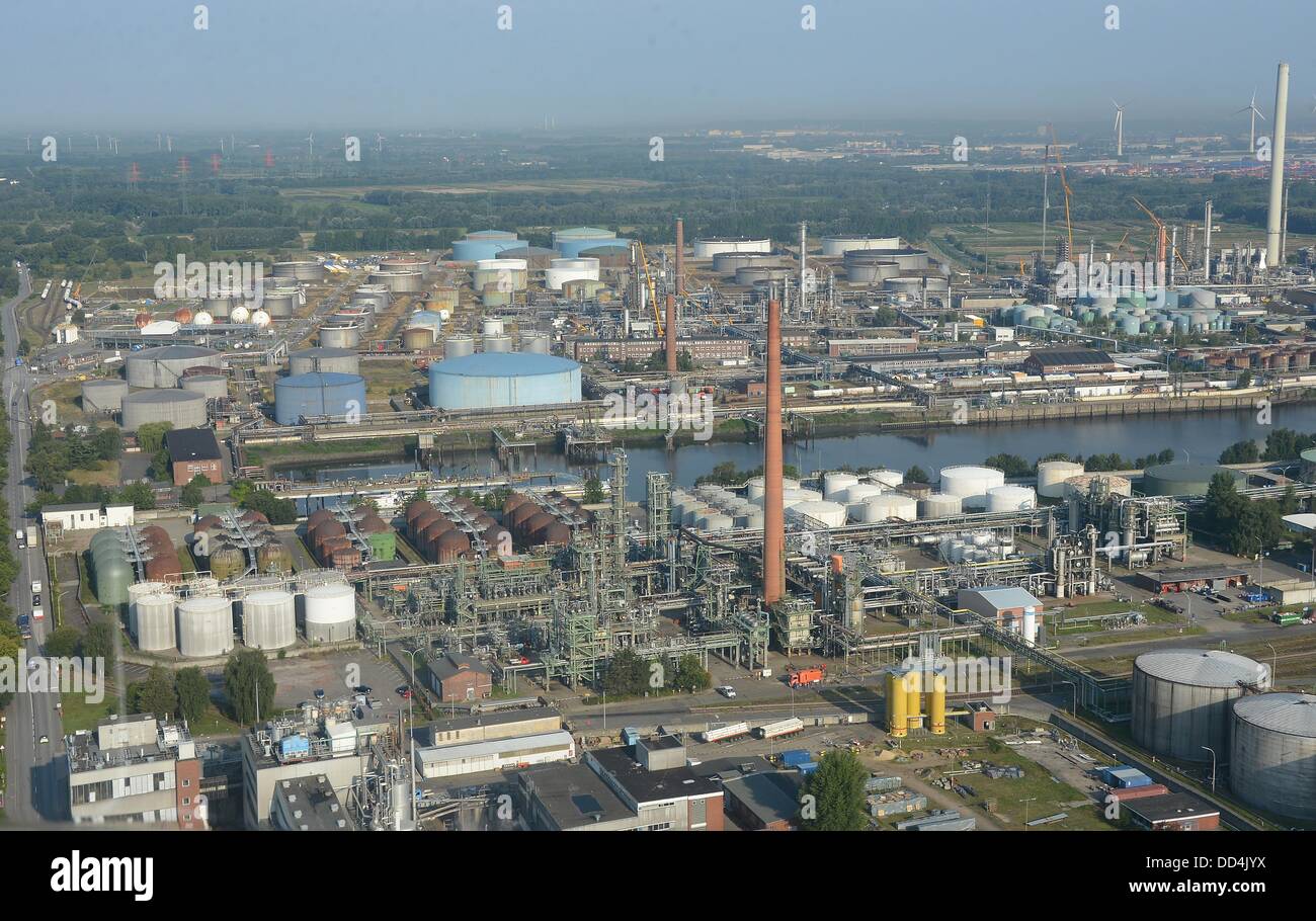 Shell oil fuel storage tank hi-res stock photography and images - Alamy