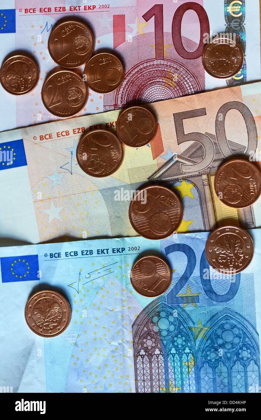 ILLUSTRATION - Euro cent coins lie on different euro bills in Berlin ...