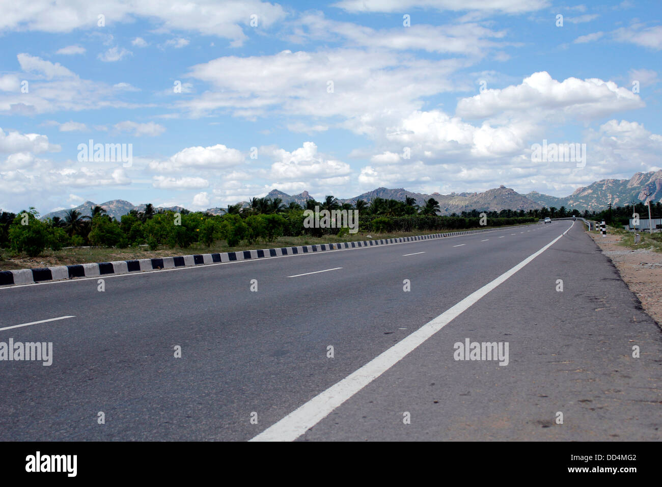 National highway No 7. Salem to Bangalore stretch Stock Photo - Alamy