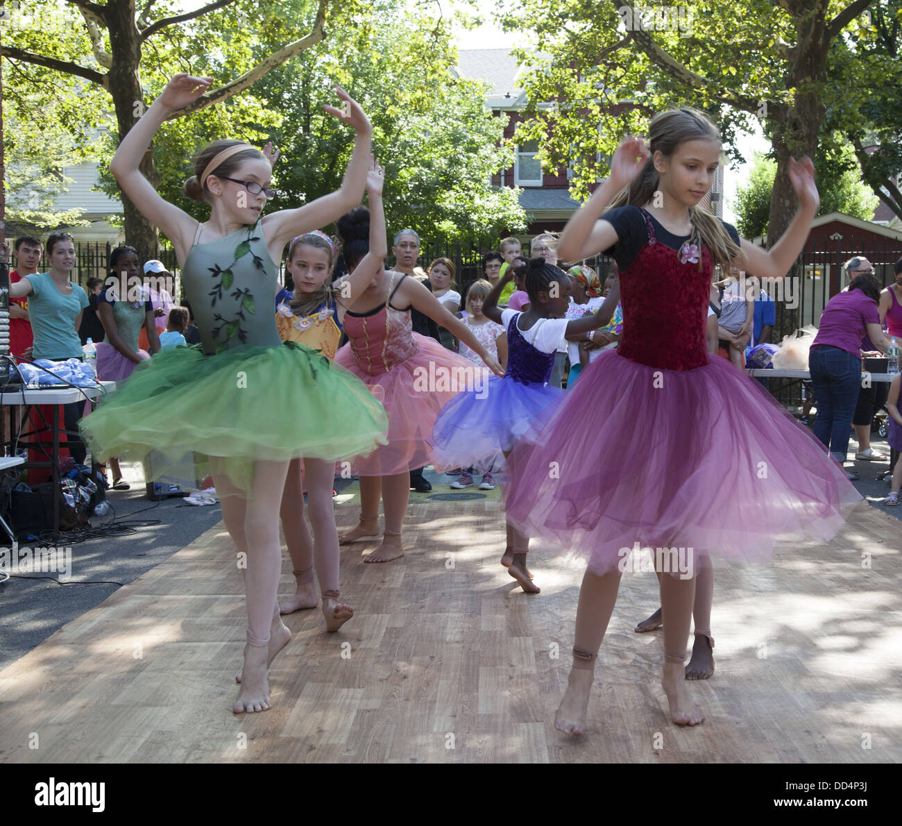Dance troupe diverse city hi-res stock photography and images - Alamy