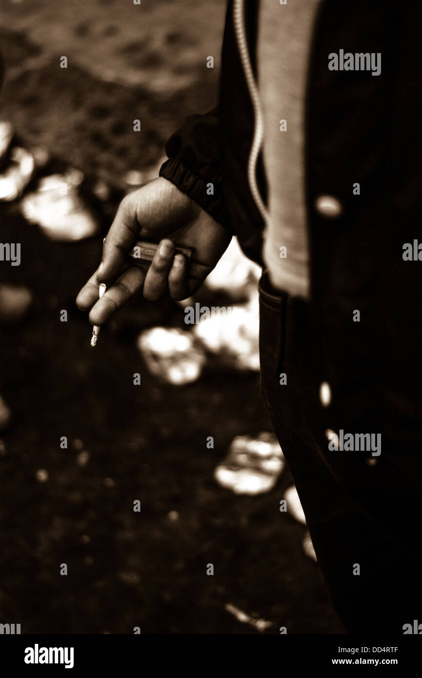 Smoking hand hi-res stock photography and images - Alamy