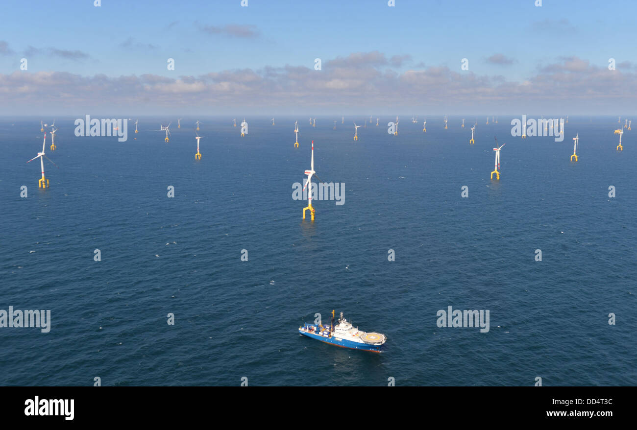 A special ship drives past turning wind wheels in Windpark Bard ...