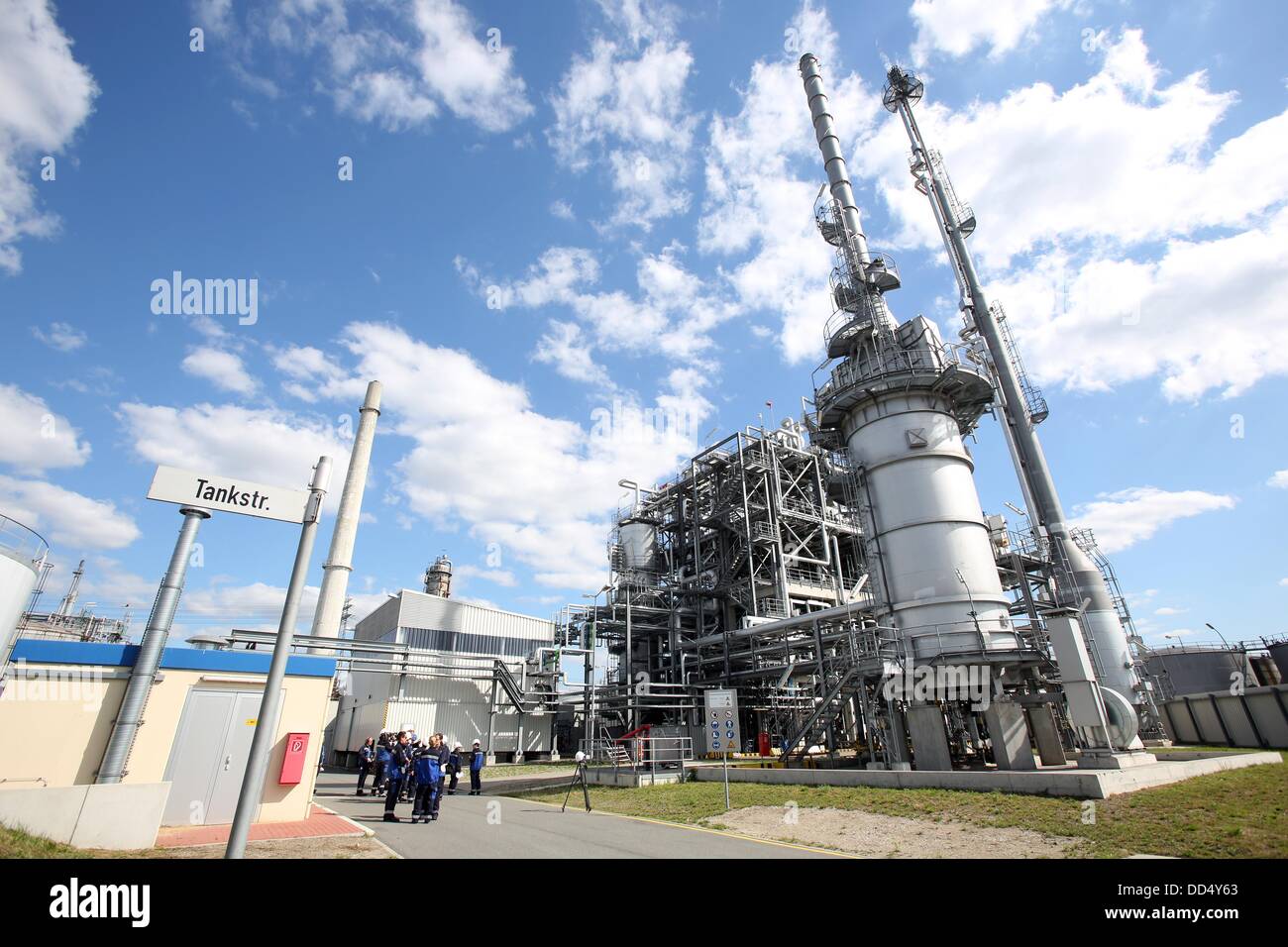 A propane de-asphalter facility (PDA) stands on the grounds of the H&R ...