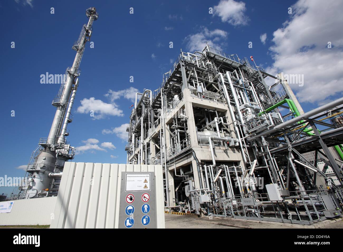 A propane de-asphalter facility (PDA) stands on the grounds of the H&R ...