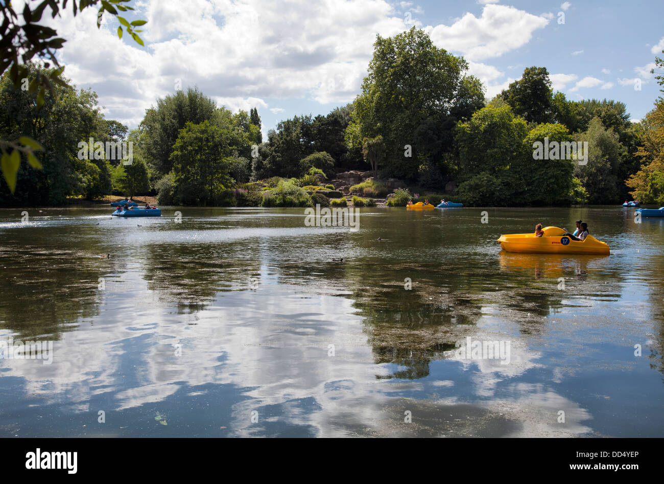Boating pond hi-res stock photography and images - Alamy
