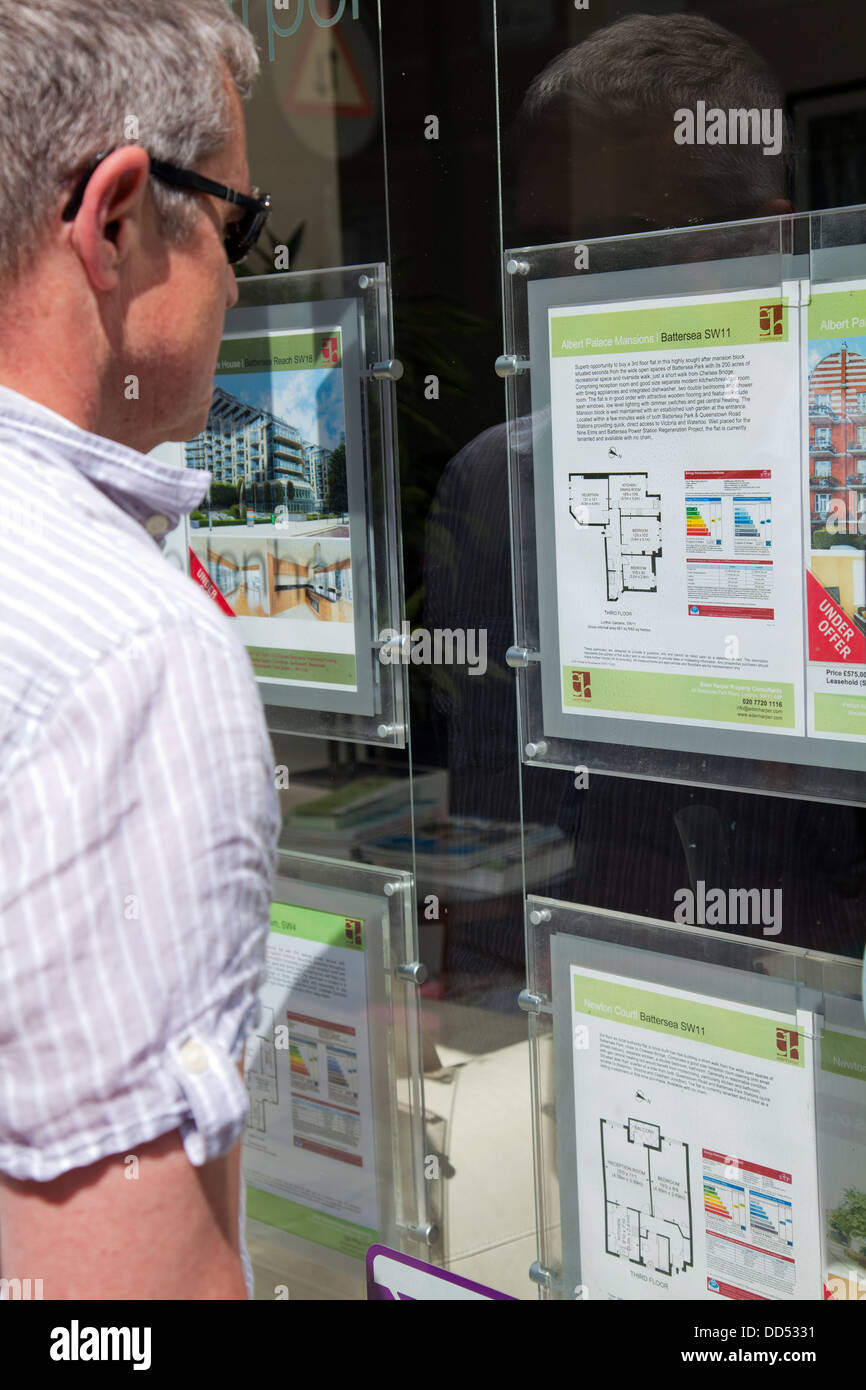 Front of an estate agents window hi-res stock photography and images ...