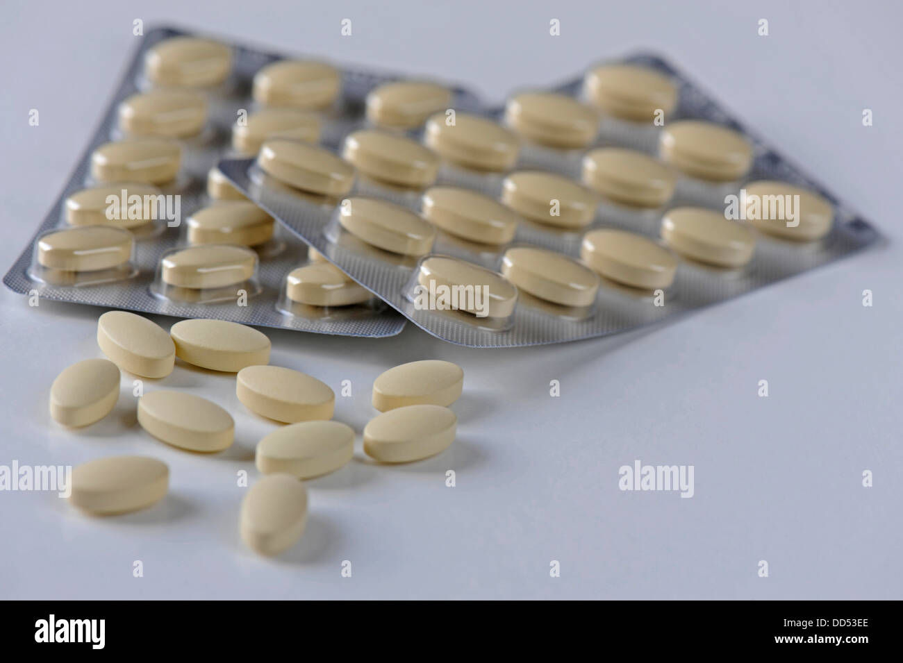 Loose and blister-packed tablets Stock Photo - Alamy