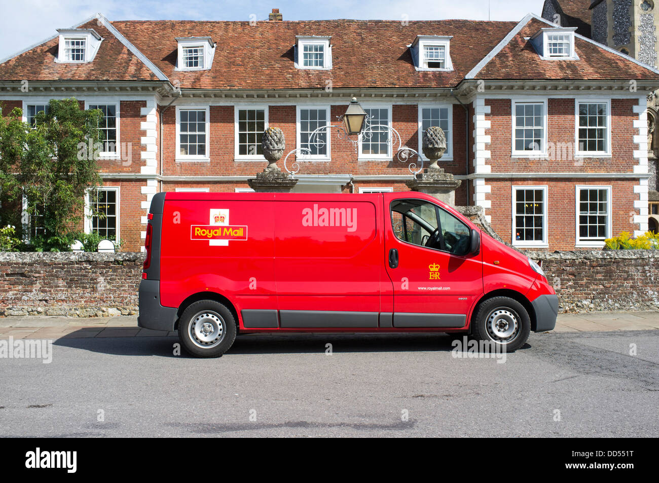 Royal mail van delivering letters hi-res stock photography and images ...