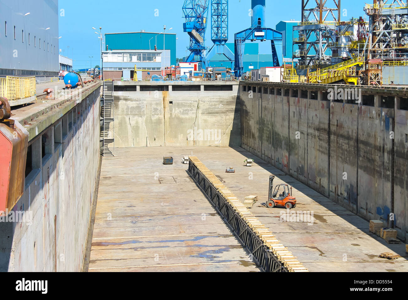 Dry dock dock industry technology hi-res stock photography and images ...