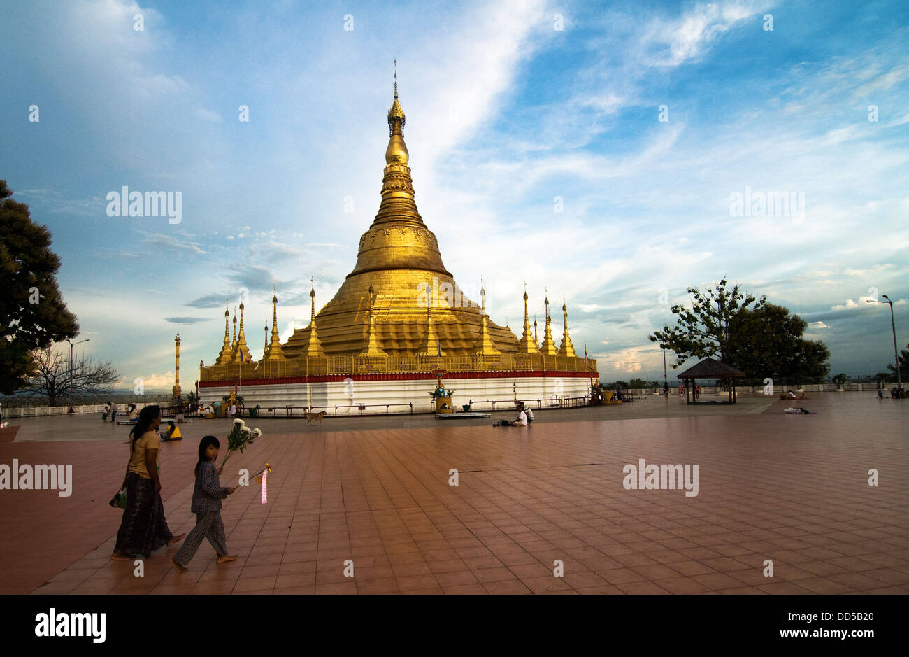 The Shwedagon pagoda in Tachileik Stock Photo - Alamy