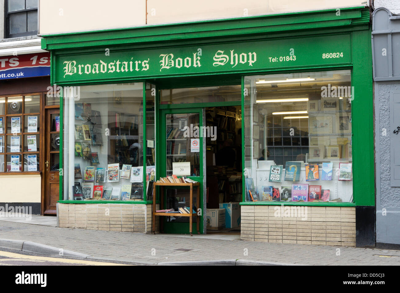 Book store front hi-res stock photography and images - Alamy