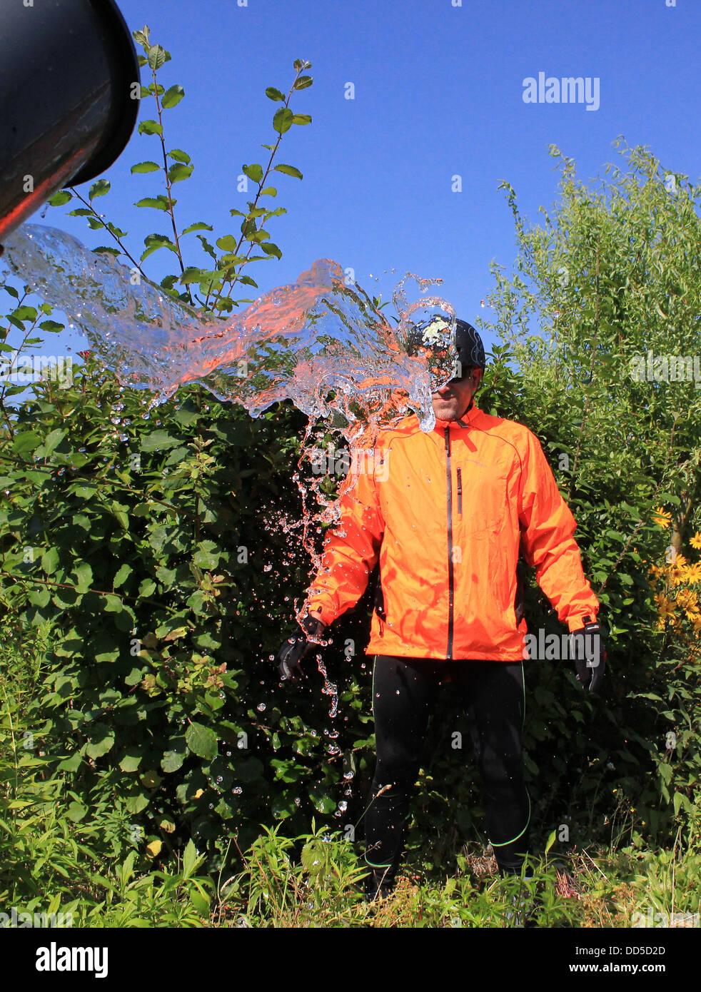Bucket water splash hi-res stock photography and images - Alamy