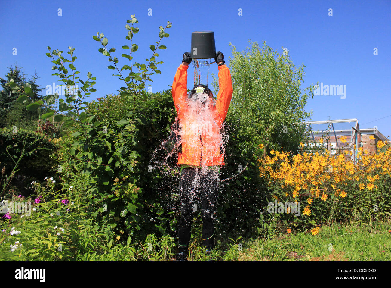 Bucket water splash hi-res stock photography and images - Alamy