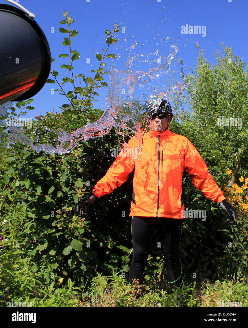 Bucket water hi-res stock photography and images - Alamy