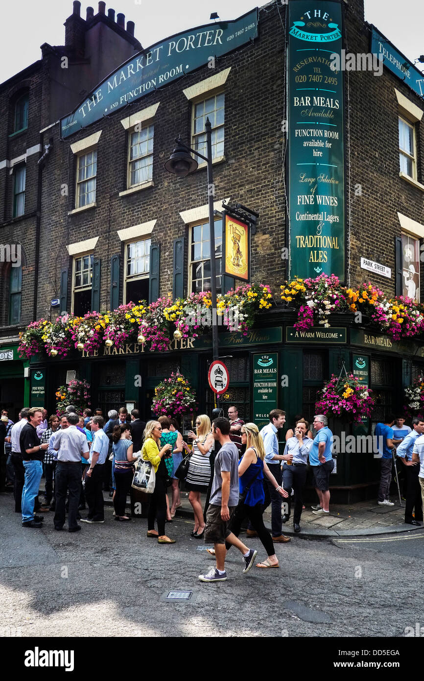 People standing outside The Market Porter pub in Borough Market Stock ...