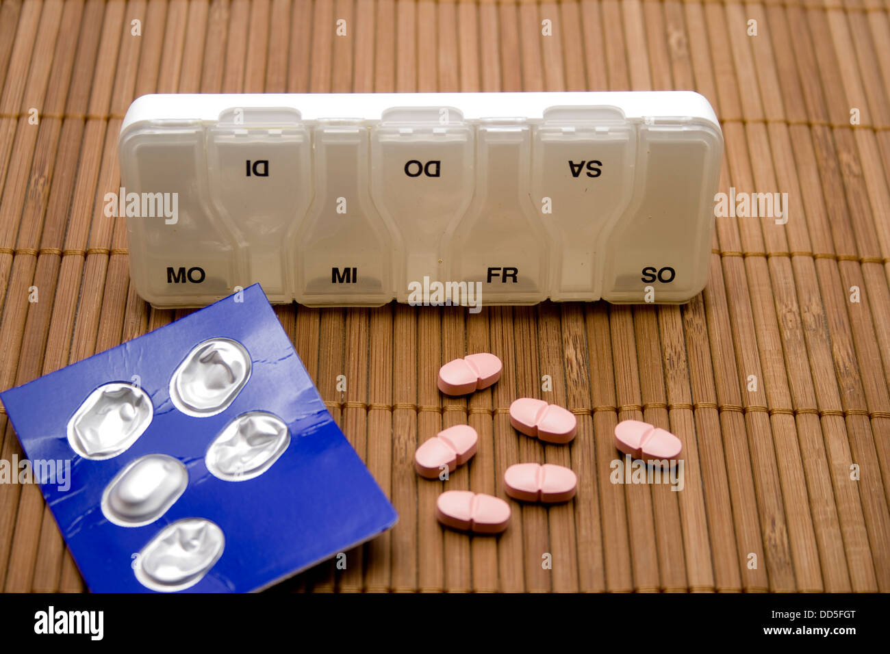 Tablet box with tablets Stock Photo - Alamy