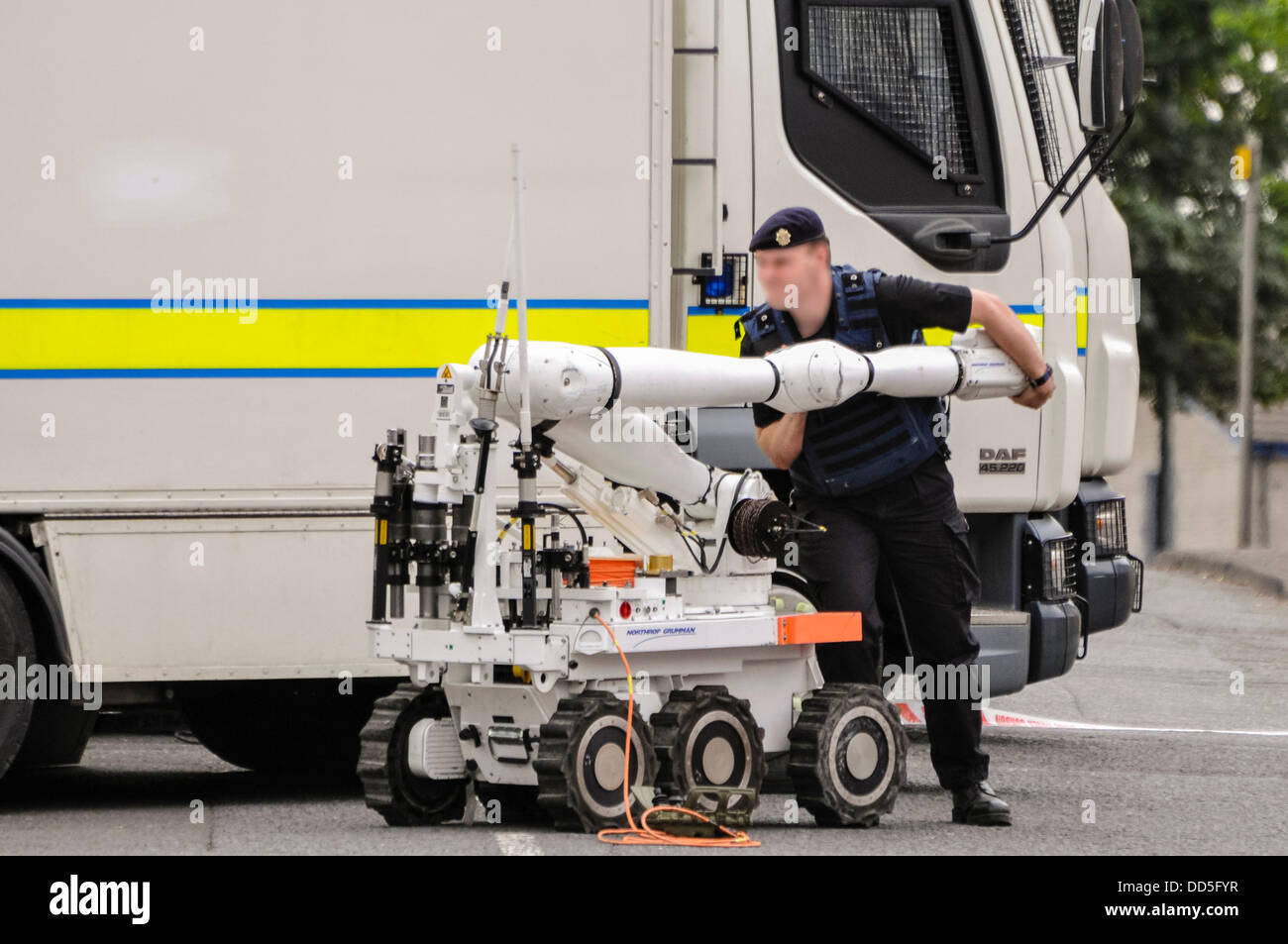 Newtownabbey, Northern Ireland. 26th Aug, 2013. An army ATO changes the ...