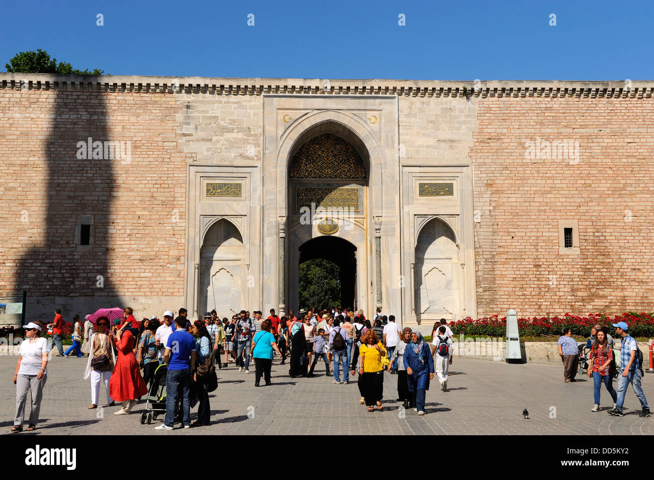 Imperial Gate - entrance to Courtyard of Topkapi Palace, Seraglio Point ...