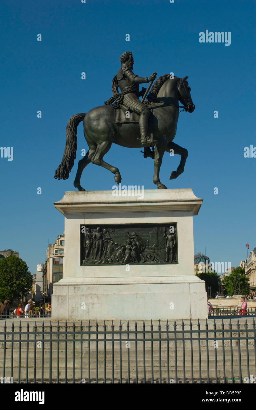 King henri iv statue hi-res stock photography and images - Alamy