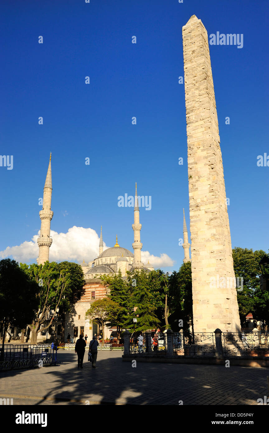 Serpentine Column with Blue Mosque in background, Sultanahmet, Istanbul ...