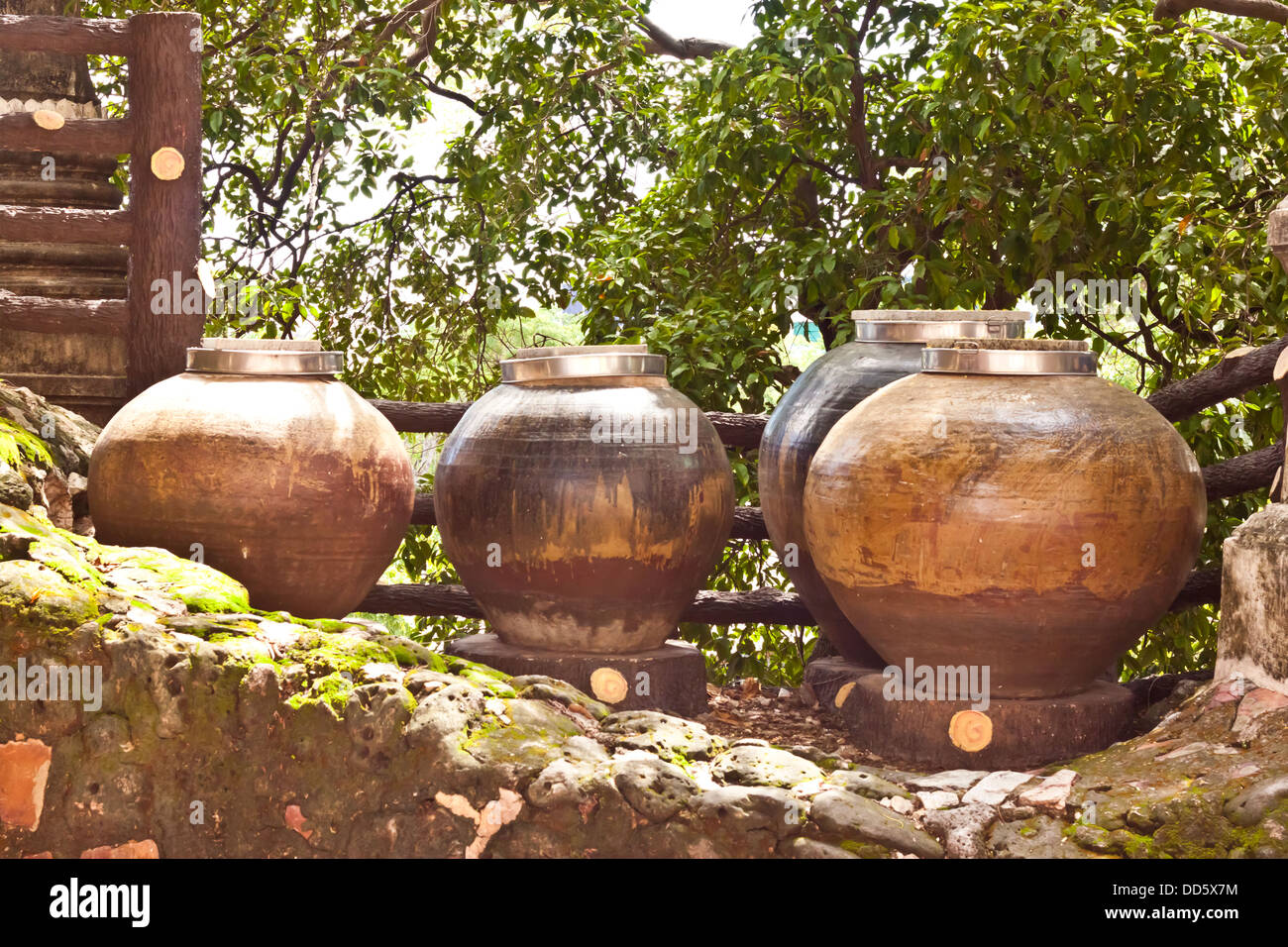 Pot sculpture ancient art hi-res stock photography and images - Alamy