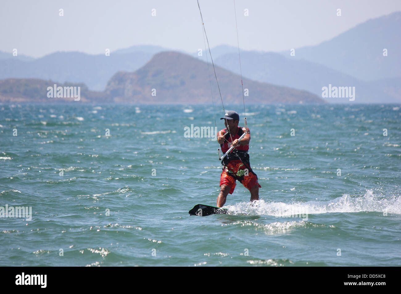 Windsurfer and kite flying hi-res stock photography and images - Alamy