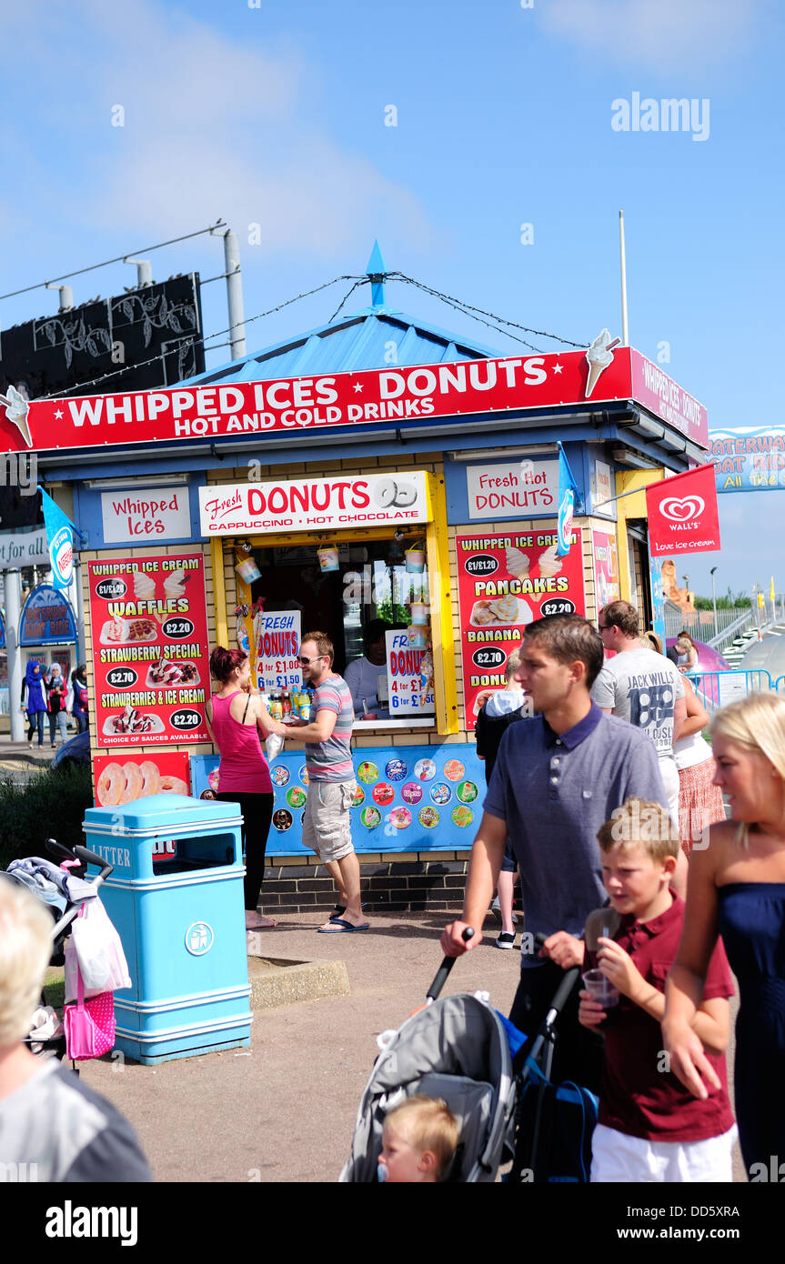 Skegness beach lincolnshire promenade hi-res stock photography and ...