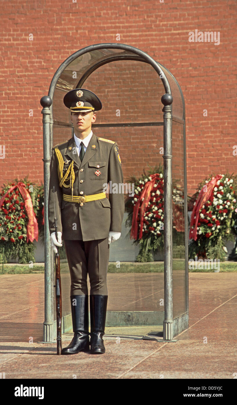 Russia, Moscow, Kremlin, Guard in sentry box next to the eternal flame ...