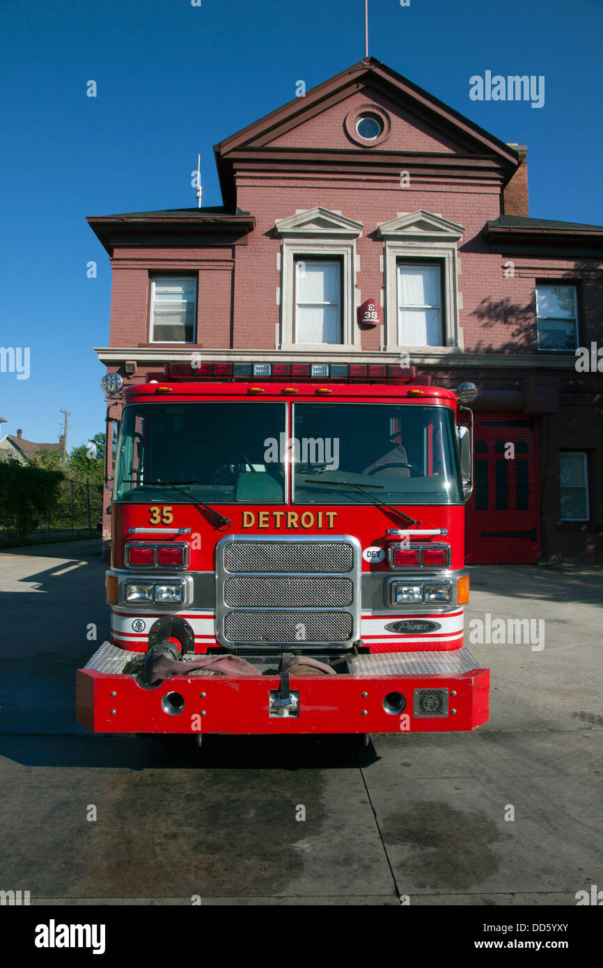 Engine Co 35, 5th Battalion, parked in front of its quarters, Detroit ...