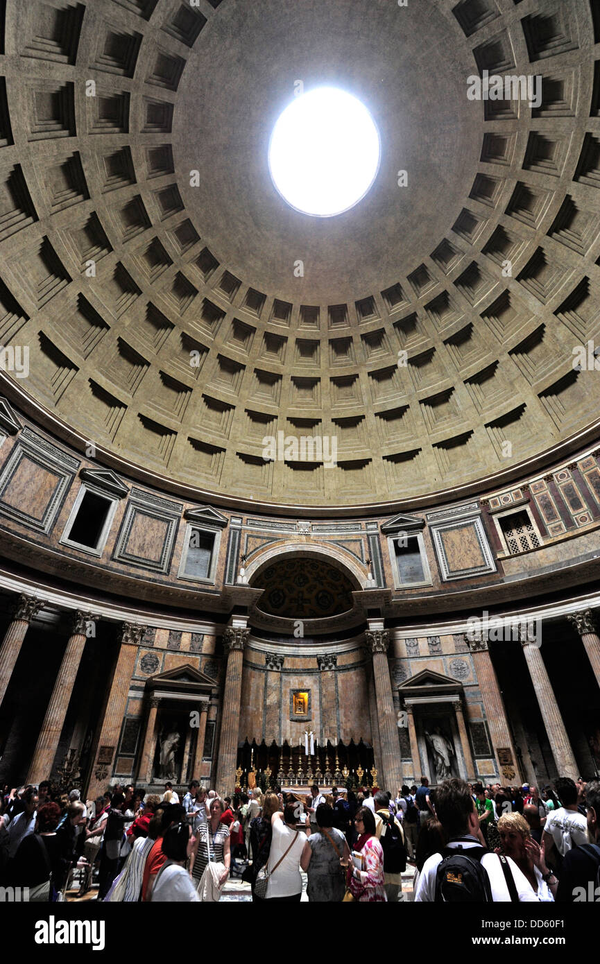 Italy, Rome, People at Pantheon Stock Photo - Alamy