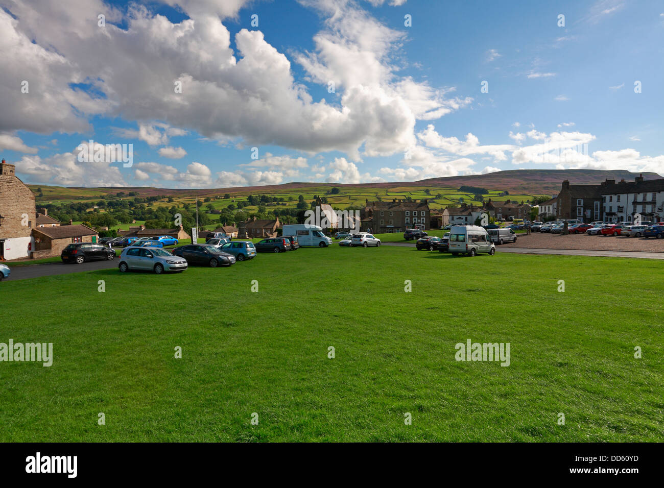 Cars parked on the Green in Reeth, Swaledale, North Yorkshire ...