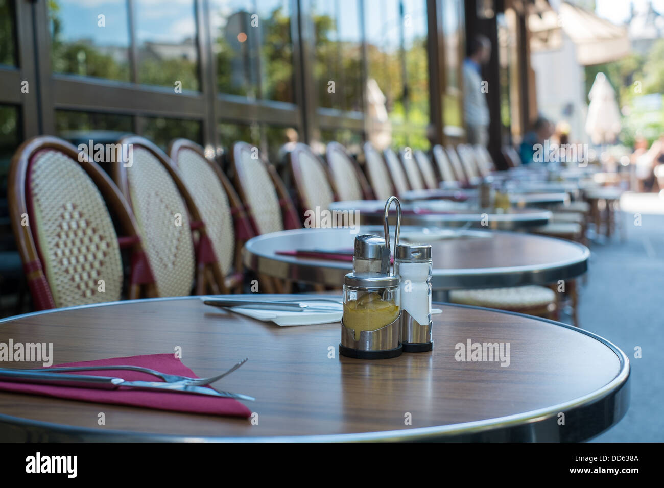 Paris coffee tables hi-res stock photography and images - Alamy