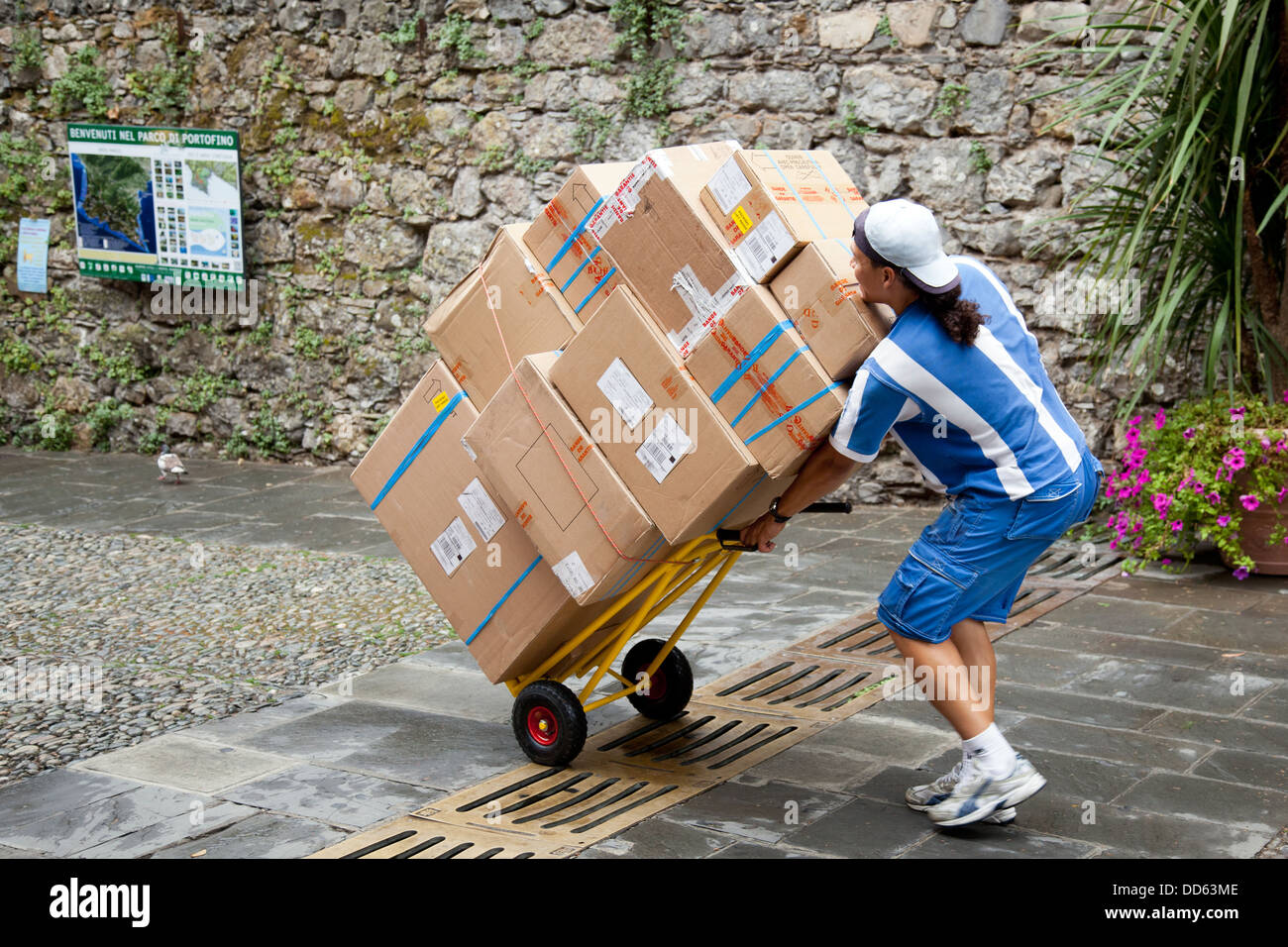 Trolley dolly hi-res stock photography and images - Alamy