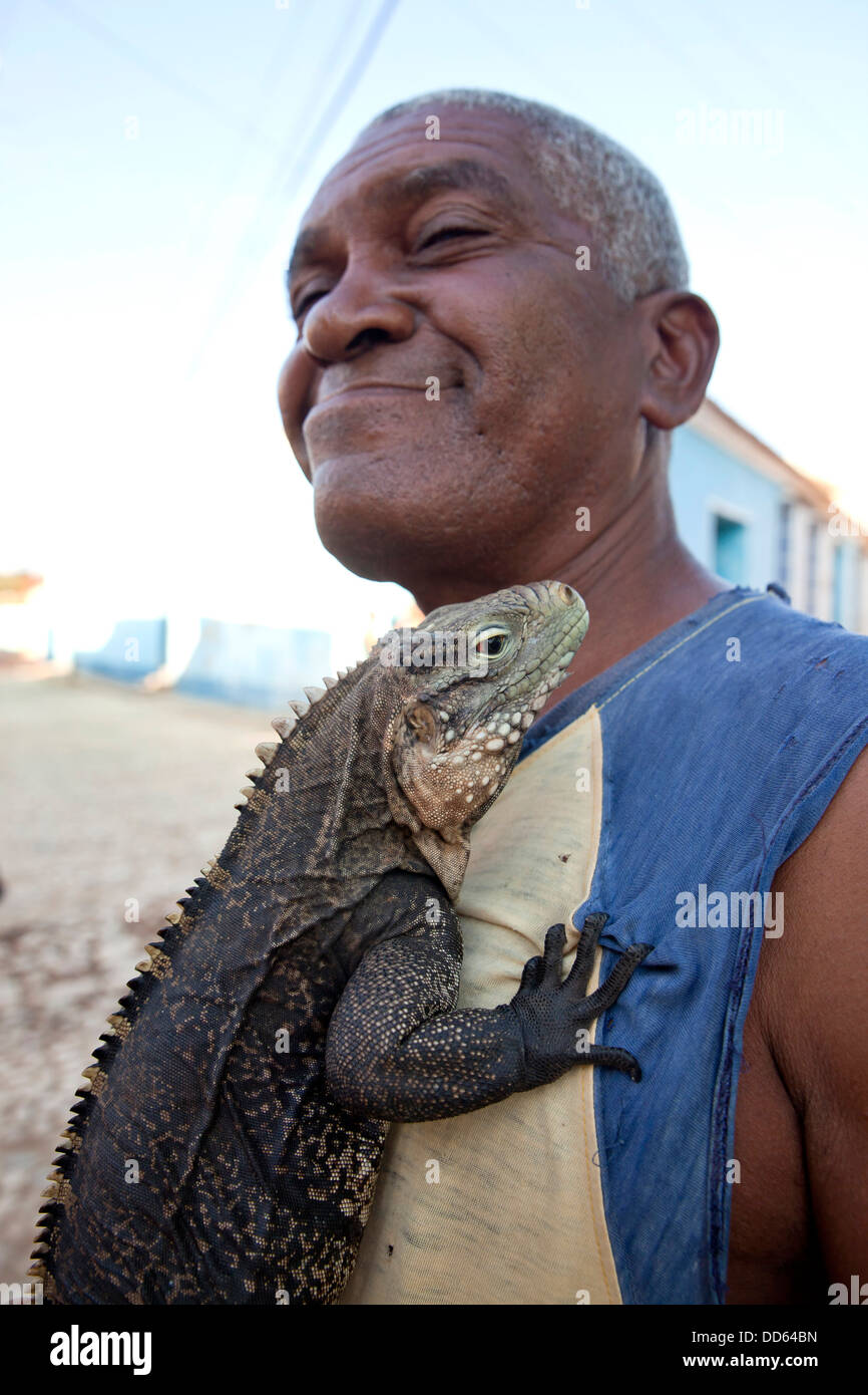 Man holding big iguana hi-res stock photography and images - Alamy