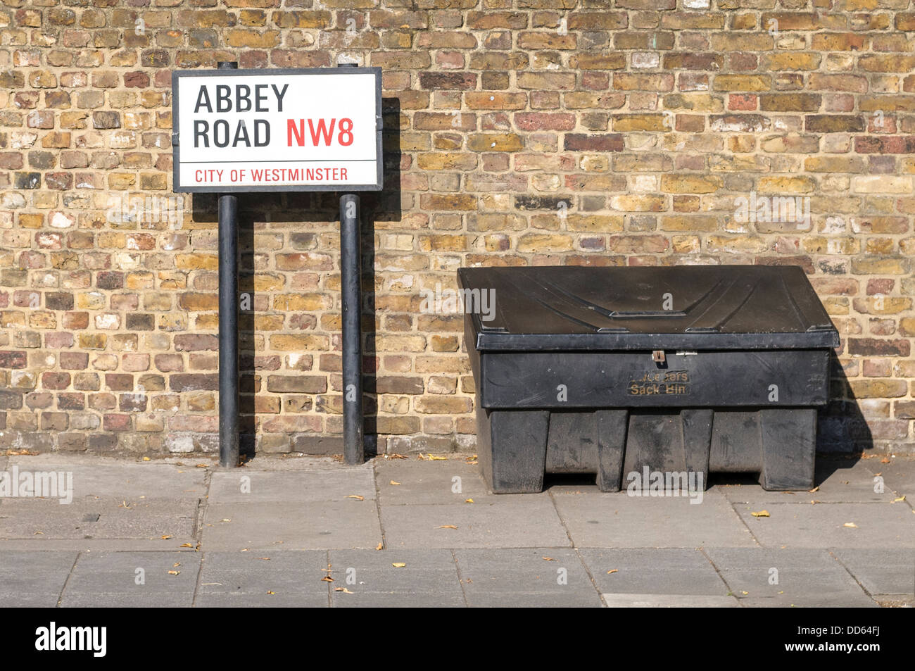 Abbey road sign hi-res stock photography and images - Alamy