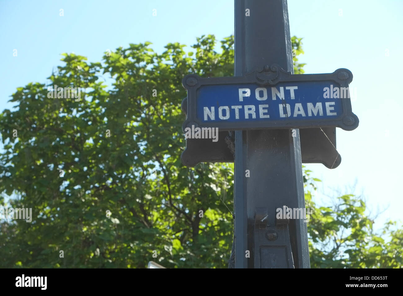 Notre dame bridge sign hi-res stock photography and images - Alamy