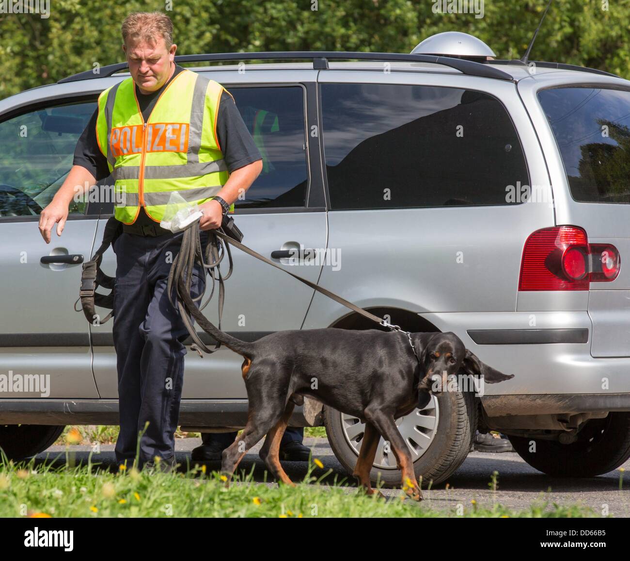 A police detection dog hi-res stock photography and images - Alamy
