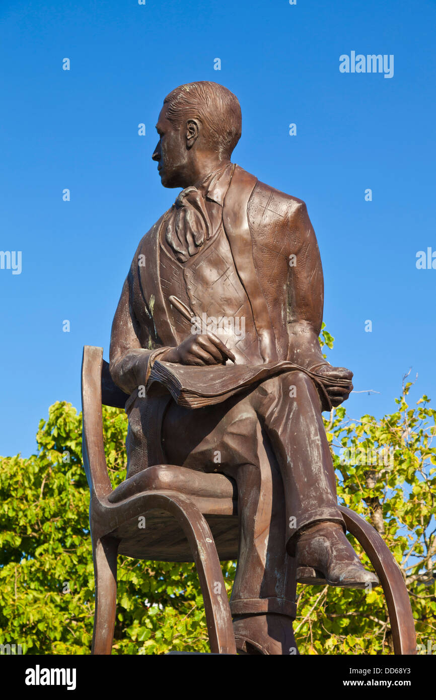 7ft tall statue hi-res stock photography and images - Alamy