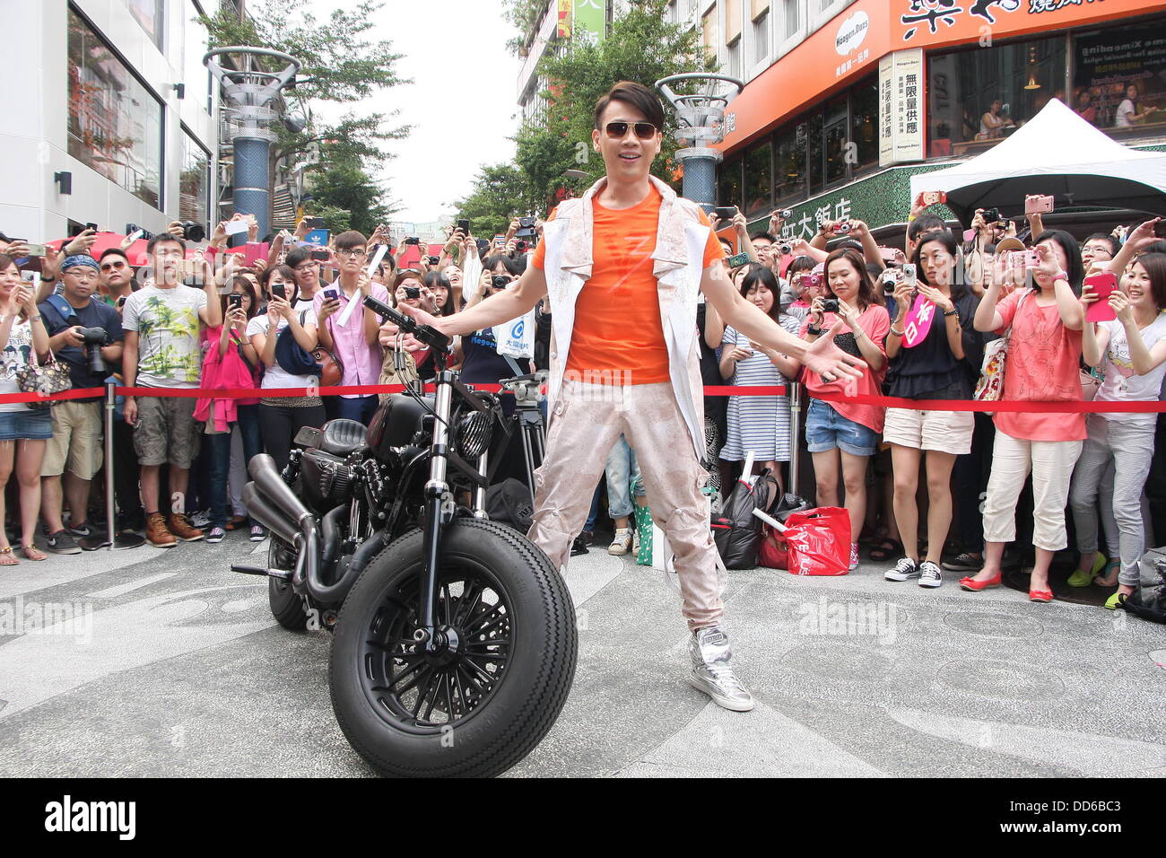 Taipei, China. 25th Aug, 2013. Singer David Tao holds an autograph ...