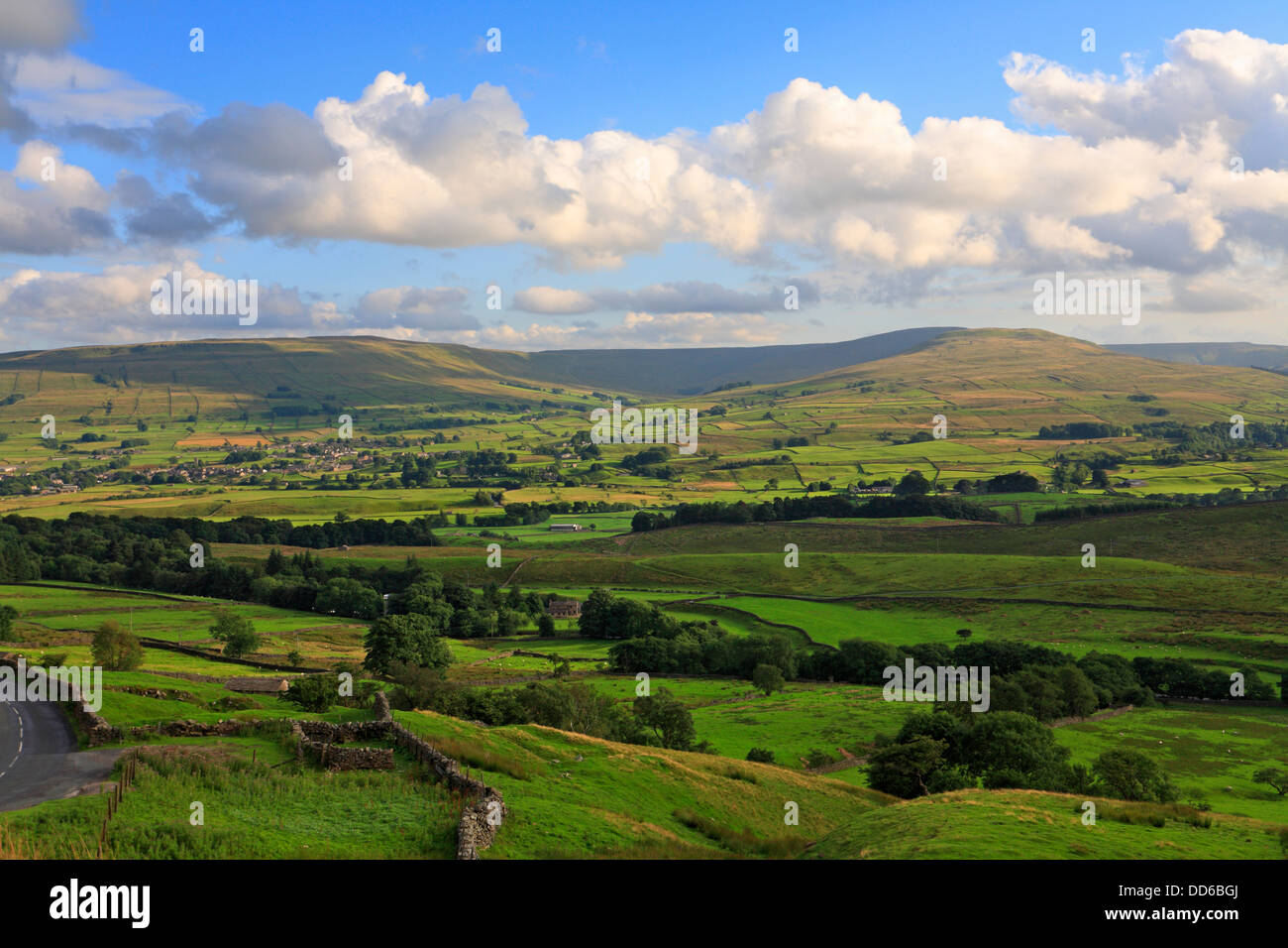Hawes and Gayle below Dodd Fell and Burtersett High Pastures in ...
