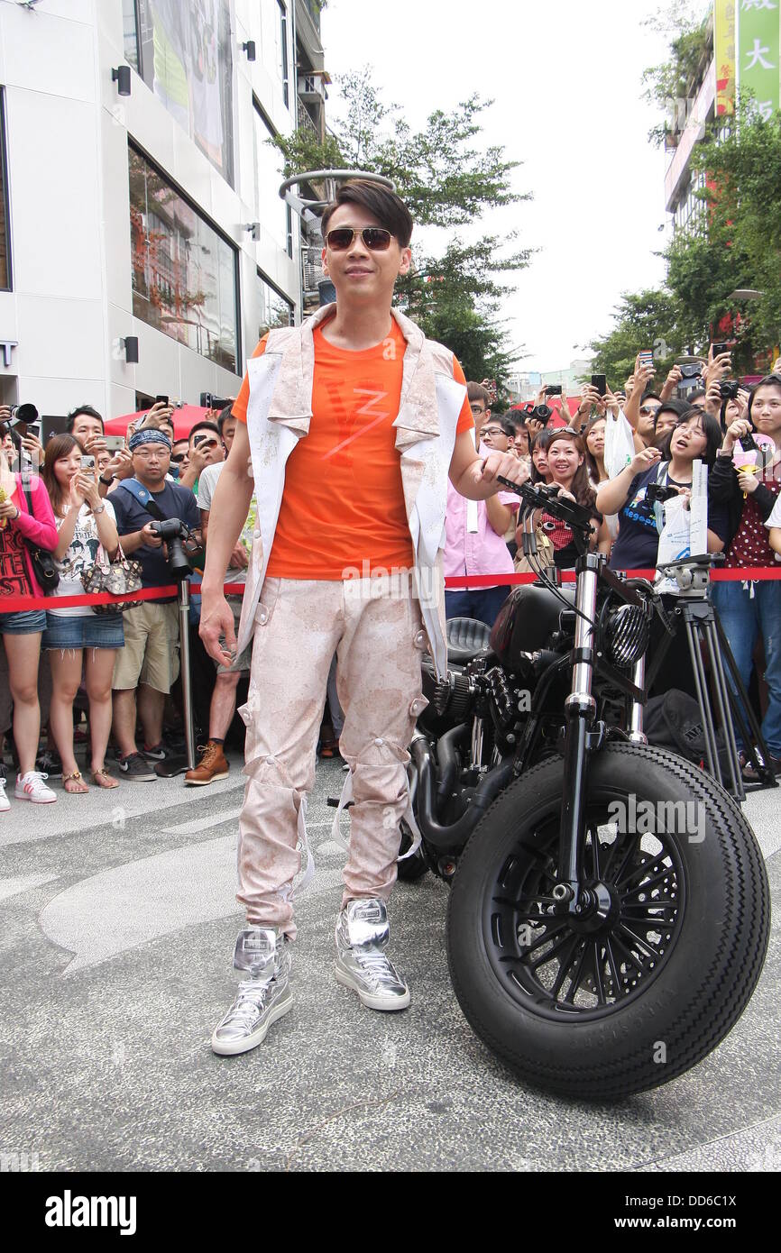 Taipei, China. 25th Aug, 2013. Singer David Tao holds an autograph ...