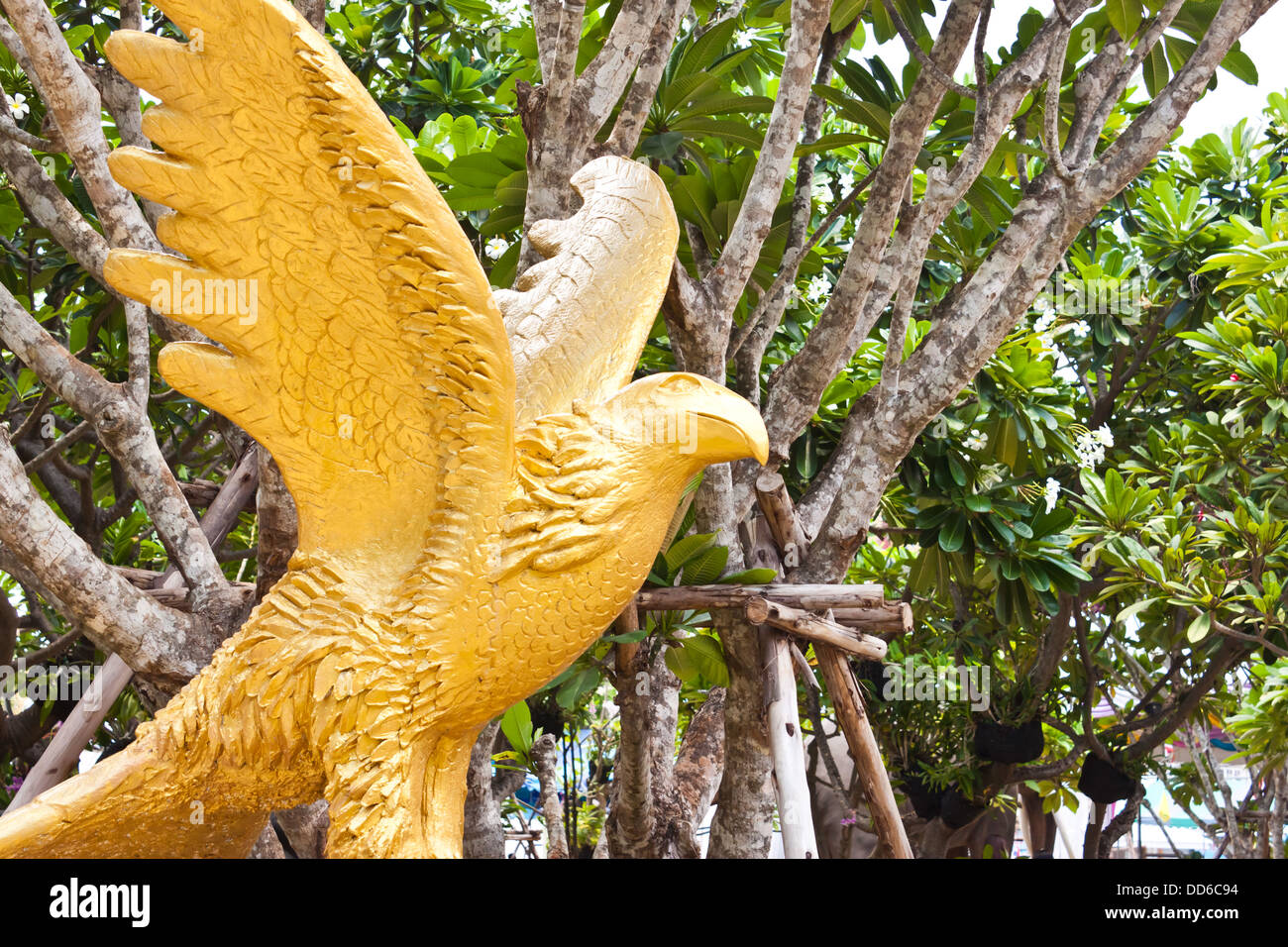 Golden falcon statue hi-res stock photography and images - Alamy